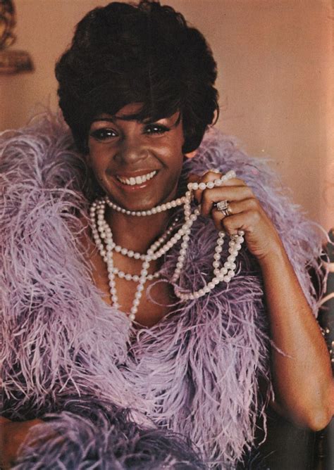 Pin By Erick Wessels On Dame Shirley Bassey Feather Fashion Shirley Bassey Celebrities