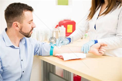 一名女医生在抽血前在病人的手臂高清图片下载 正版图片502710439 摄图网