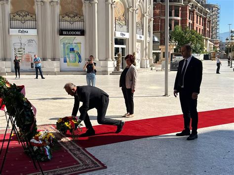 Делегација на ВМРО ДПМНЕ положи свежо цвеќе на спомениците на Методија Андонов Ченто Никола