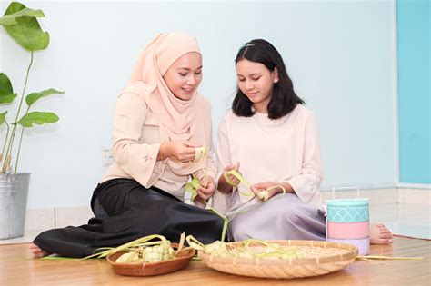 한 어머니와 그녀의 딸이 직조에 대 한 하 리 라 야에이 Ilfitri 이드 Ulfitr 케투팟에 대한 스톡 사진 및 기타