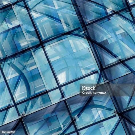푸른 하늘을 반사하는 사무실 건물의 유리 벽을 닮은 디지털 렌더링 된 배경 현대 건축 부동산 또는 건설 산업의 주제에 대한 추상적 인 이미지 0명에 대한 스톡 사진 및 기타