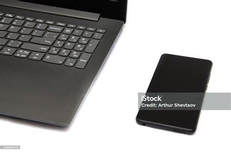 키보드의 랩톱 부분을 열고 흰색 배경에 검은 색 화면이있는 스마트 폰 옆에있는 화면을 엽니 다 노트북 및 스마트 폰 주요 배경에 스마트 폰 0명에 대한 스톡 사진 및 기타