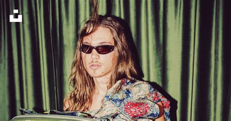 검은 선글라스를 입고 파란색과 흰색 꽃 셔츠를 입은 여자 사진 Unsplash의 무료 선글라스 이미지