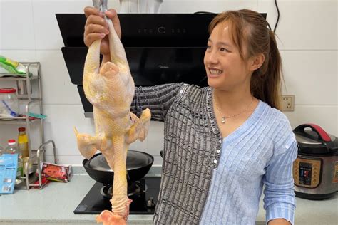 小两口集市买了一只鸡中午媳妇做成大盘鸡满满一托盘子吃美了 凤凰网视频 凤凰网