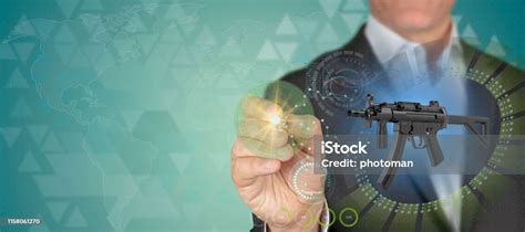 무기 산업 개념 Hud 디자인 기술 배경에 펜으로 3d 자동 소총 물체를 가리키는 사업가 공학에 대한 스톡 사진 및 기타 이미지
