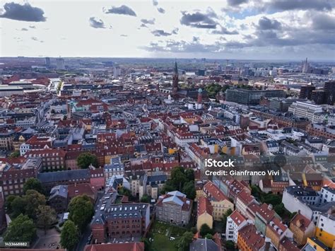 덴마크의 수도 인 코펜하겐시의 아름다운 조감도 인상적인 역사적인 건축물과 고층 빌딩입니다 0명에 대한 스톡 사진 및 기타 이미지 Istock