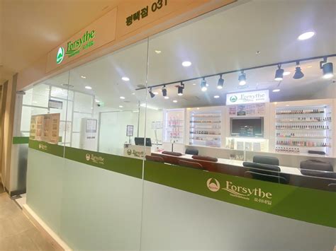 포쉬네일 용산전자랜드점 💛포쉬네일 용산점💛 깨끗해 보이는 핑크색글리터 이조합 대박이에요👍🏻 당일예약가능 💫1회용 위생케어도구 사용💫