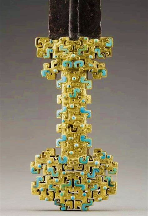 春秋晚期嵌绿松石蟠虺纹金柄铁剑