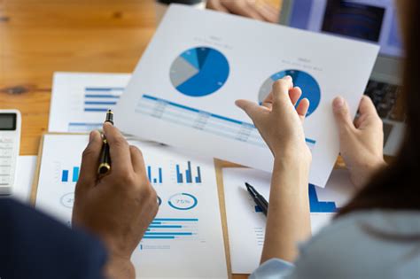 전략 분석 마케팅 계획 비즈니스 보고서의 차트 분석을 논의하는 스타트 업 비즈니스 회의 25 29세에 대한 스톡 사진 및 기타 이미지 Istock