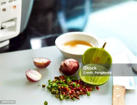 태국 생선 소스 3 가지 맛 진짜 발효 생선 레몬 마늘에서 이루어집니다 향기로운 냄새와 달콤한 짠 맛과 신 맛 3 가지 맛 개체 그룹에 대한 스톡 사진 및 기타 이미지