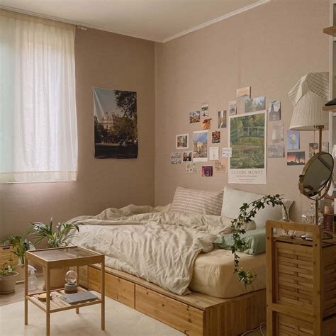 이런 계절에 꼭 봐줘야하는 포근한 방🤎 🏠 부모님과 함께 사는 집의 6평 방을 식물과 엽서로 아늑하게 꾸몄어요 이 집의 Check P 집꾸미기 Band