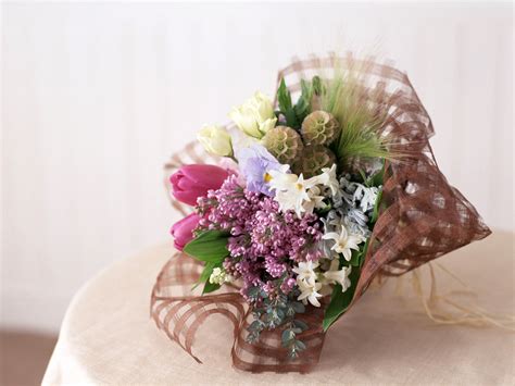 배경 화면 꽃들 튤립 담홍색 봄 미술 식물 플로라 꽃다발 꽃잎 플로리스트 리 꽃꽂이 플로랄 디자인 꽃을 자르다 중앙부 장식 라일락