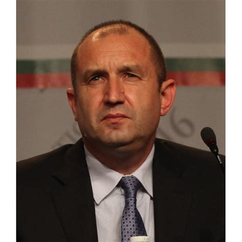 Румен Радев пристигна в Румъния за участие в срещата на инициативата Три морета