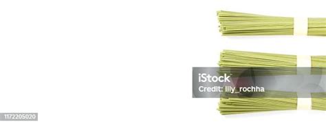 흰색 배경에 고립 된 녹차 소바 국수 Text미니멀리스트 개념의 공간을 복사합니다 상단 보기입니다 플랫 레이 Washoku에