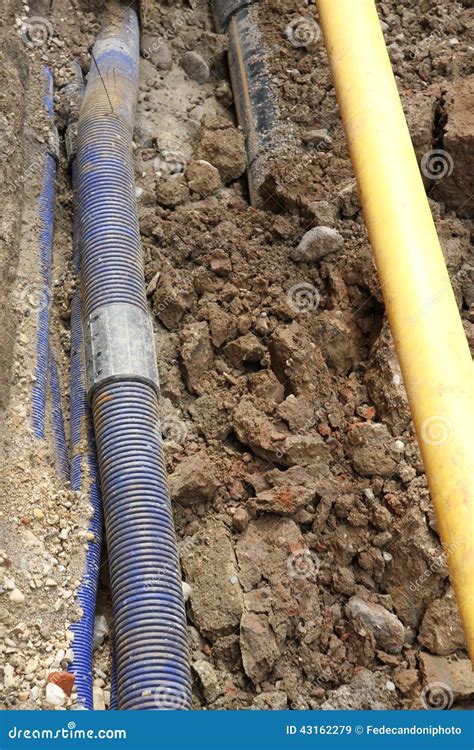 Tuyaux Souterrains Pour Tendre La Fibre Optique Et L Aqueduc Image Stock Image Du Tube