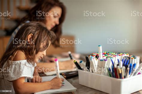 젊은 아름다운 어머니와 귀여운 딸이 함께 만다라 패턴을 그립니다 예술적인 마커와 컬러 연필 2명에 대한 스톡 사진 및 기타 이미지 Istock