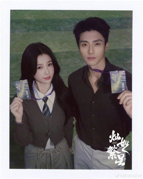 明星同款撕拉片，为何能炒到三四百一张？ 鞠婧祎 相机 新浪新闻