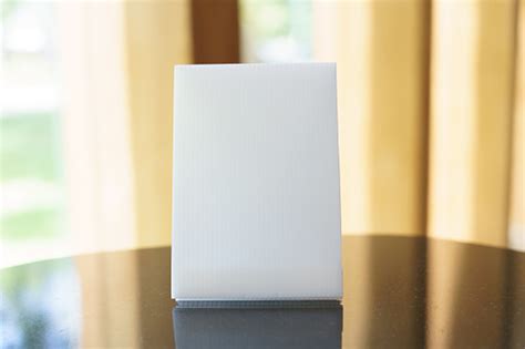 바 레스토랑 카페의 나무 테이블에 서 있는 메뉴 프레임을 조롱한다 텍스트를 위한 공간입니다 Menuâ Mack Up Blank For Text Marketing