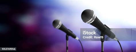 마이크 스탠드 블루 블러 배경 배너 3 차원 일러스트 레이 션 마이크에 대한 스톡 사진 및 기타 이미지 마이크 두 물체 시합 Istock