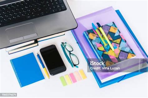 학교 문구 액세서리 노트북 카피 북 플라스틱 폴더 펜 안경 종이 클립 스티커 메모장 책 교육 개념 배경의 스택 스마트 폰 개념에 대한 스톡 사진 및 기타 이미지 Istock