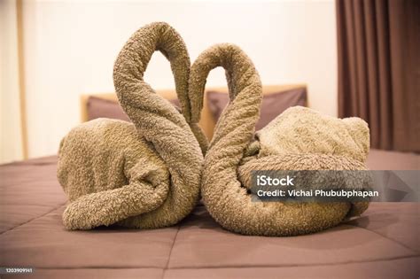 로맨틱 한 침실 인테리어 신혼 부부를위한 호텔 객실 침대에 키스 백조 종이 접기 수건 장식 결혼식 발렌타인 데이 기념일 신혼 여행 공예 숙박 시설 사랑과 기호 개념 가정의