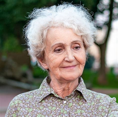 15 Best Hairstyles For Women Over 60 With Oval Faces