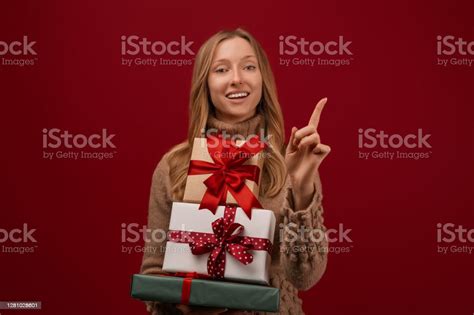 매력적인 젊은 금발의 여자는 선물 상자를 많이 보유하고 있습니다 스튜디오는 빨간 배경을 촬영했다 새해 생일 휴일 컨셉 25 29세에 대한 스톡 사진 및 기타 이미지 Istock
