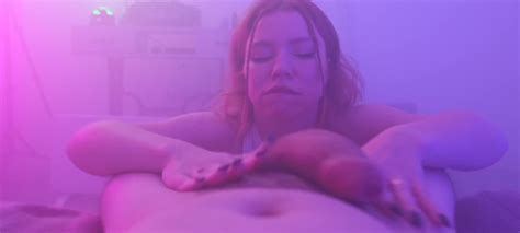 Возбужденный подросток сосет свой большой член и ездит на нем Pov