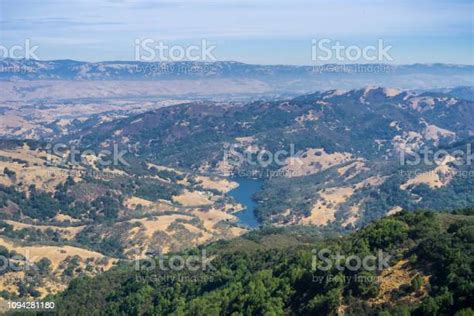 시에라 아줄 개방 공간 보존 사우스 샌 프란 시스 코 베이 캘리포니아에서 길 저수지 쪽으로 보기 캘리포니아에 대한 스톡 사진 및 기타 이미지 Istock