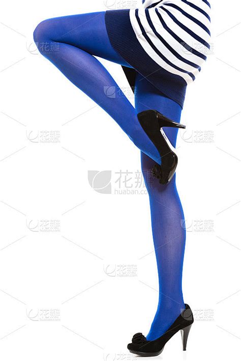 女人的长腿和蓝袜隔离