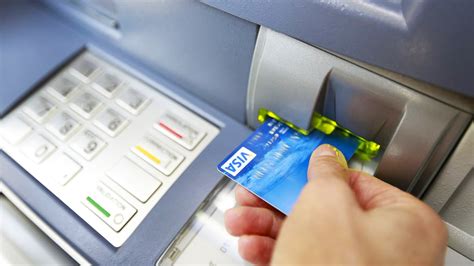 Ces Précautions Avant Dinsérer Votre Carte Bancaire Dans Un Distributeur Pour éviter Les Arnaques