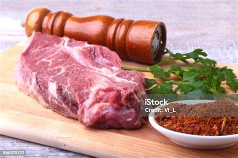 원시 쇠고기 스테이크 향신료와 나무 절단 보드에 고 수의 잎 요리에 대 한 준비 0명에 대한 스톡 사진 및 기타 이미지 0명 벨라루스 비프스테이크 토마토 Istock