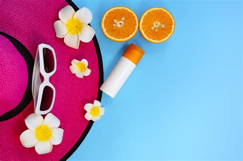 아름 다운 여름 휴가 해변 액세서리 선글라스 모자와 푸른 배경에 선 블록 개인 장식품에 대한 스톡 사진 및 기타 이미지 개인 장식품 계절 공중 뷰 Istock