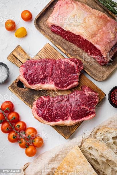대리석 고기와 원시 쇠고기 스테이크 버거 재료 흰색 배경에 최고 전망 0명에 대한 스톡 사진 및 기타 이미지 0명 고기 날것 Istock
