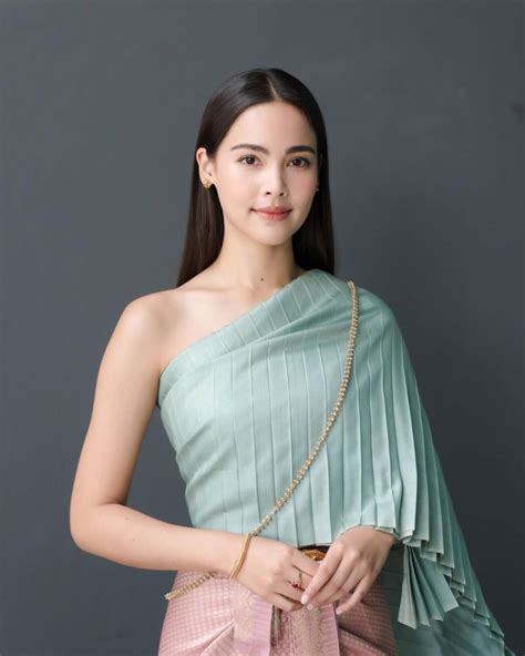 เกินต้าน ญาญ่า อุรัสยา ห่มสไบนุ่งจีบหน้านาง สวยแบบไร้ที่ติ