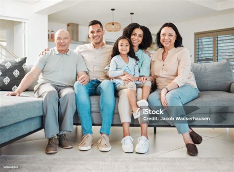 소파에서 휴식을 취하고 초상화와 세대의 가족을 함께 보내고 새 집이나 아파트에서 지원하고 사랑하십시오 소파에 앉은 남자 여자 아이 거실에서 조부모 부모 아이와 함께 행복한