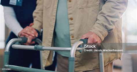 이동 지원 건강 관리 및 회복을 위해 간병인의 지원을 받는 사람 손 및 보행기 작업치료에서 재활을 위한 클리닉에 있는 의료 서비스 및 장애인 작업 요법에 대한 스톡 사진 및