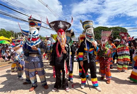 Photo Gallery นักท่องเที่ยวนับหมื่นแห่ชมขบวนผีตาโขน คาดเม็ดเงินสะพัดกว่า 120 ล้านบาท