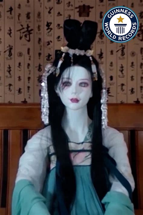 A Arte Da Elegância Revelando Uma Boneca De Porcelana Em Tamanho Real