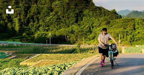 회색 티셔츠와 검은색 반바지를 입은 남자가 낮에 회색 콘크리트 통로를 걷고 있다 사진 Unsplash의 무료 추서 이미지