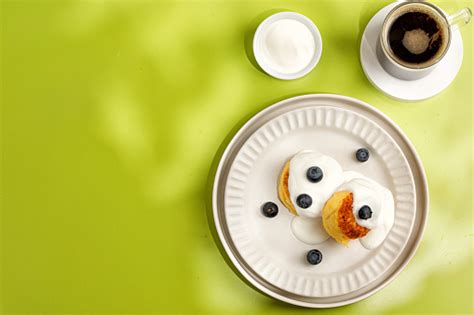 크림과 블루베리 녹색 배경에 커피 미니 치즈 케이크와 접시의 최고 보기 아침 식사 아이디어 0명에 대한 스톡 사진 및 기타 이미지 Istock