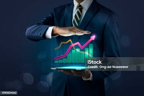 비즈니스 성장 진행 또는 성공 개념 사업가 어두운 톤 배경에 성장 3d 가상 홀로그램 그래프를 보이고 있다 개념에 대한 스톡 사진 및 기타 이미지 Istock
