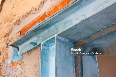 금속 대들보와 기둥 을 만들거나 새로운 문 새 창 이탈리아 건설 현장에는 오래 된 돌과 벽돌 벽에 유용한 지진 금속 구조 안티