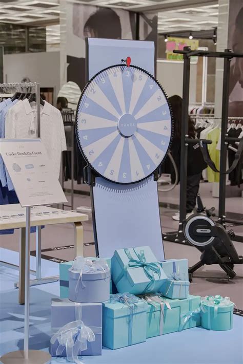 하늘색으로 청량한 포인트를 더한 모던 캐주얼 30평 의류매장 백화점 팝업 인테리어 판교 백현동