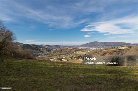 녹색 풀밭 및 산 Jaizkibel 그림 같은 아름 다운 풍경 겨울 시간 여행 구름과 맑은 푸른 하늘에 대서양 해안 바스크 사람 국가 프랑스 Jaizkibel에 대한 스톡