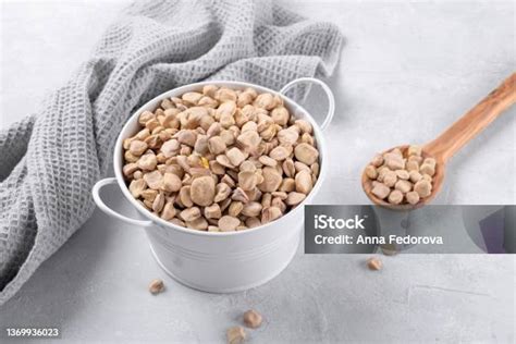 회색 테이블 배경에 냅킨이있는 흰색 그릇에 있는 Cicerchia 또는 인도 완두콩 글루텐 프리 식품 클로즈업 0명에 대한 스톡 사진 및 기타 이미지 Istock