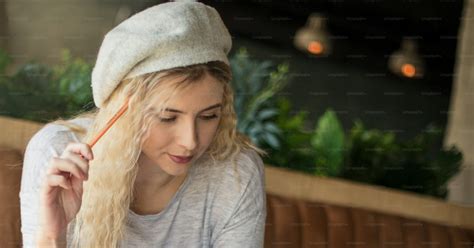 나는 어딘가에서 틀렸다 카페에서 일하는 어린 여학생 사진 Unsplash의 컴퓨터 이미지