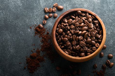 커피 원두 배경 짙은 검은 돌 배경에 나무 대나무 그릇에 볶은 커피 원두 상단 보기 커피 개념 모의 0명에 대한 스톡 사진 및 기타 이미지 Istock