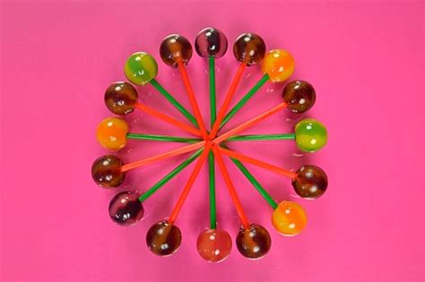 다채로운 롤리팝의 혼합 파스텔 배경에 아이들이 롤리팝 공간 평평한 평지 복사 분홍색 배경에 롤리팝 0명에 대한 스톡 사진 및 기타 이미지 Istock