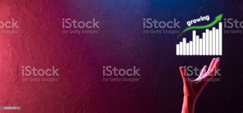 홀로그램 그래프와 주식 시장 통계를 보유한 사업가가 이익을 얻습니다 성장 계획 및 비즈니스 전략의 개념 좋은 경제 양식 디지털